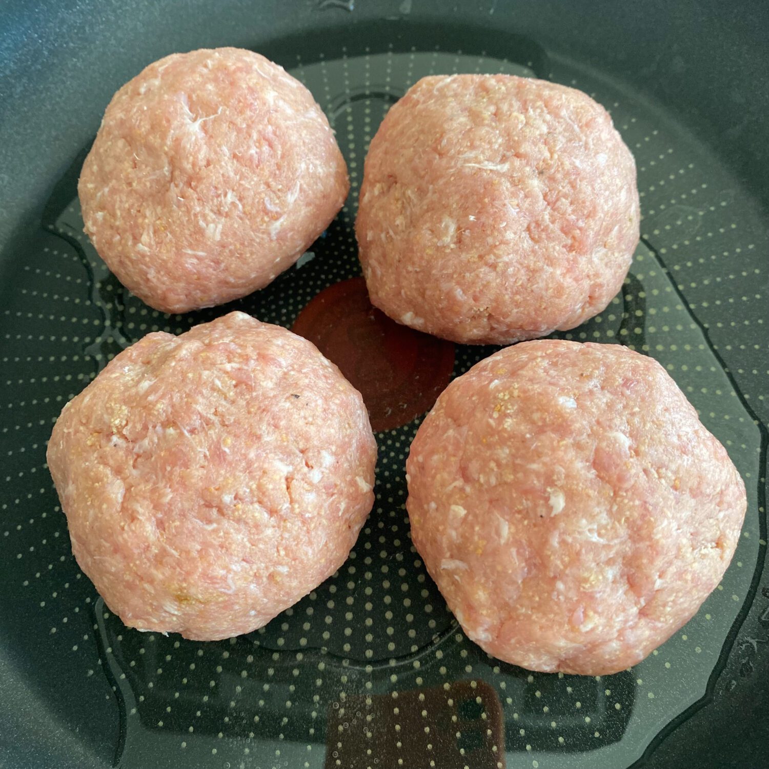 Putenhackfleisch-Bifteki mit Tomatenreis und Metaxa-Sauce - We love ...