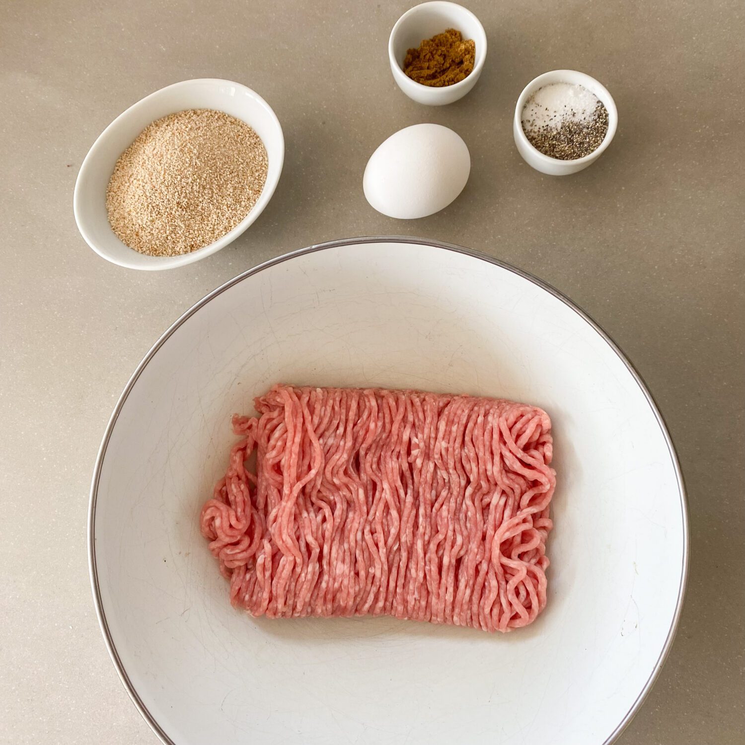 Putenhackfleisch-Bifteki mit Tomatenreis und Metaxa-Sauce - We love ...