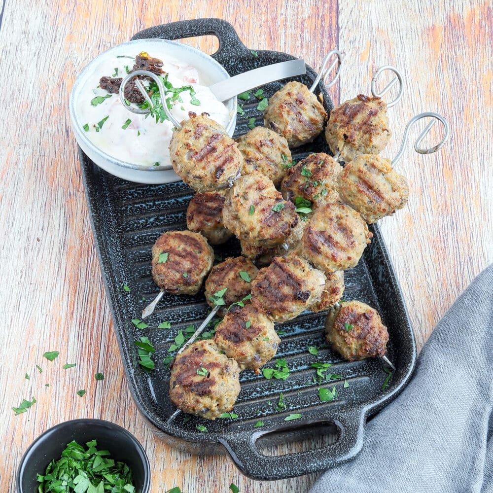 Putenhackfleisch-Frikadellenspieße vom Grill - We love Geflügel