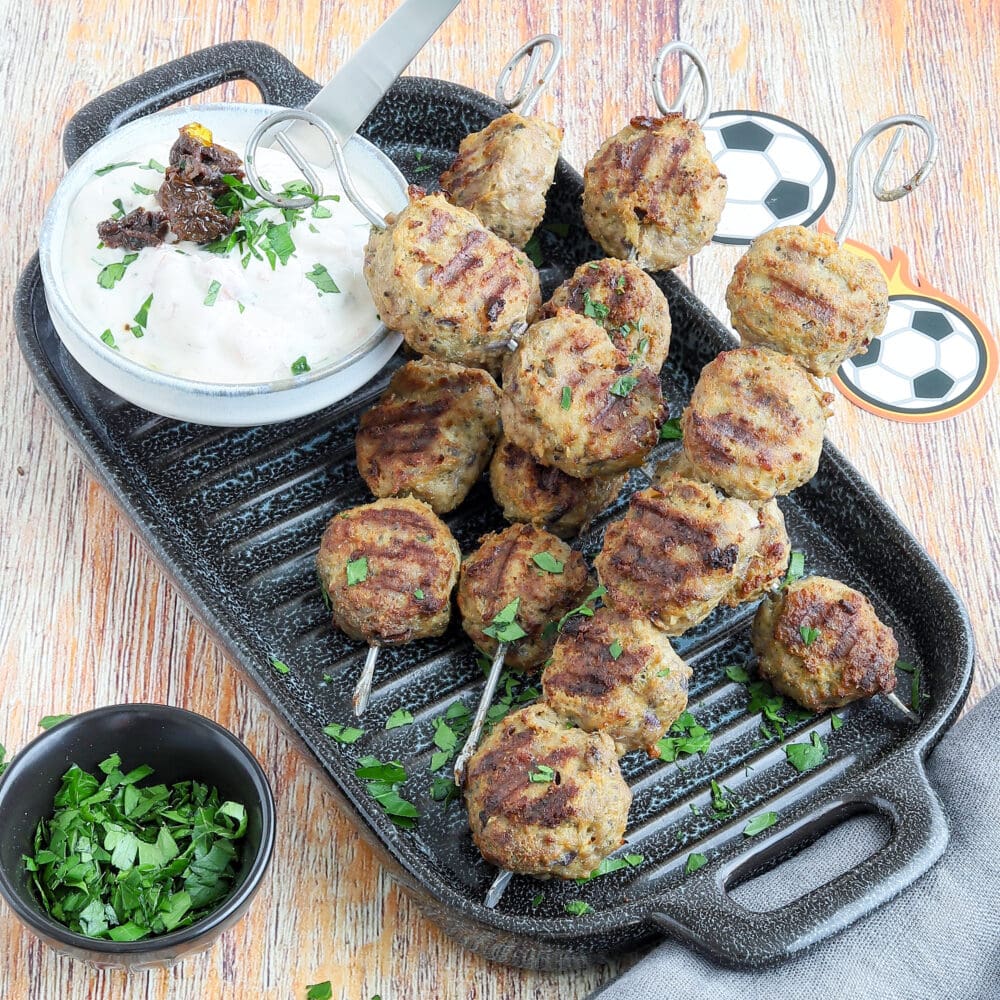 Putenhackfleisch-Frikadellenspieße vom Grill - We love Geflügel
